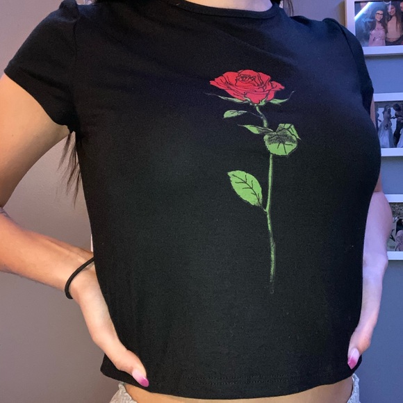 Forever 21 | Tops | Black Cropped Tshirt With Rose | Poshmark